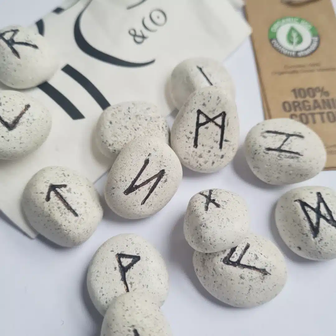 Runes Divinatoires Céramique – Intuition & mystère de la vie
